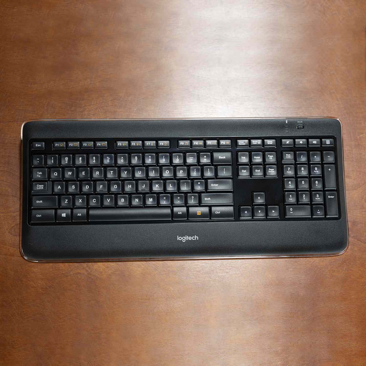 Recenze Logitech K800 - 2025